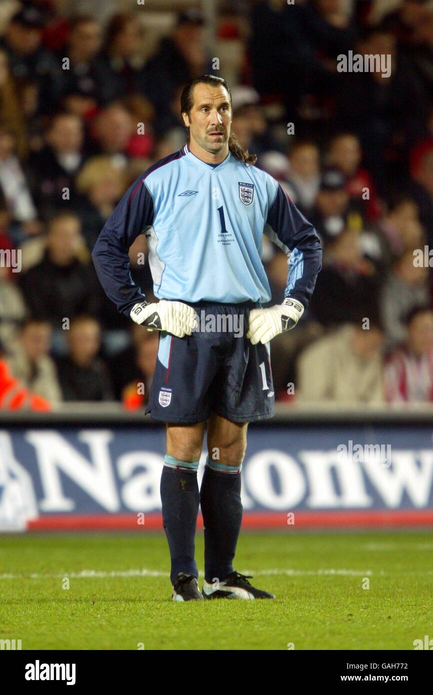 England goalkeeper david seaman stands hi-res stock photography and ...
