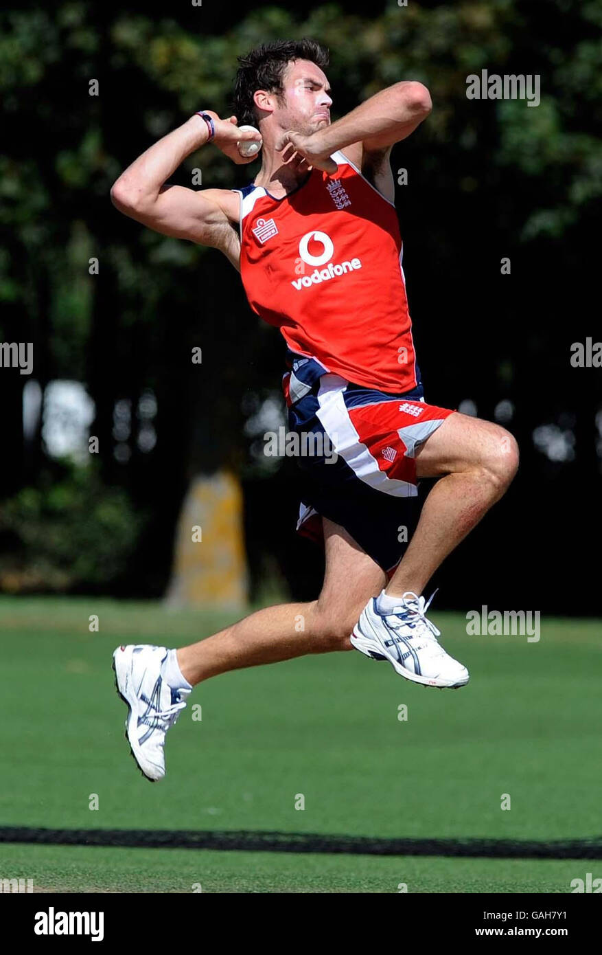 Sport cricket training james anderson hi-res stock photography and ...
