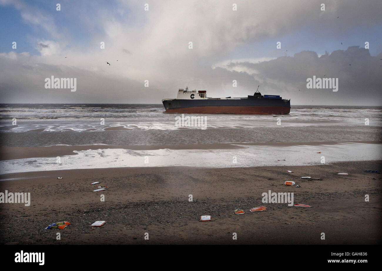 The cargo ship riverdance run aground blackpool due high winds hi-res ...