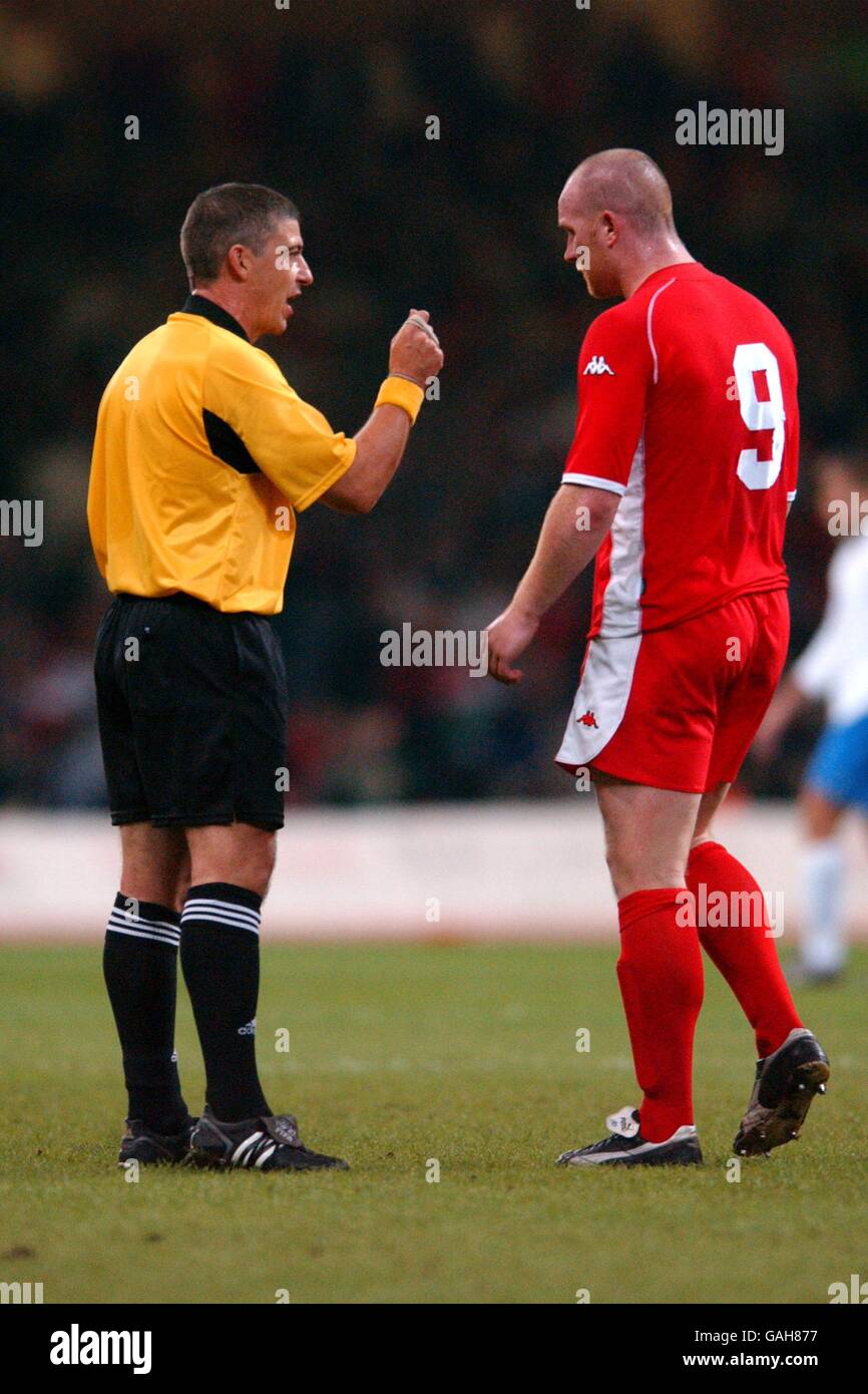 Referee talking soccer hi-res stock photography and images - Alamy
