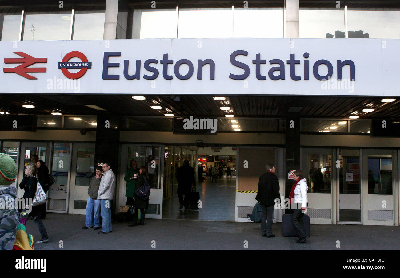 Euston railway station feature hi-res stock photography and images - Alamy