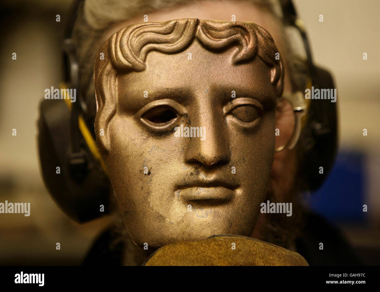 Statue holding face mask hi-res stock photography and images - Alamy