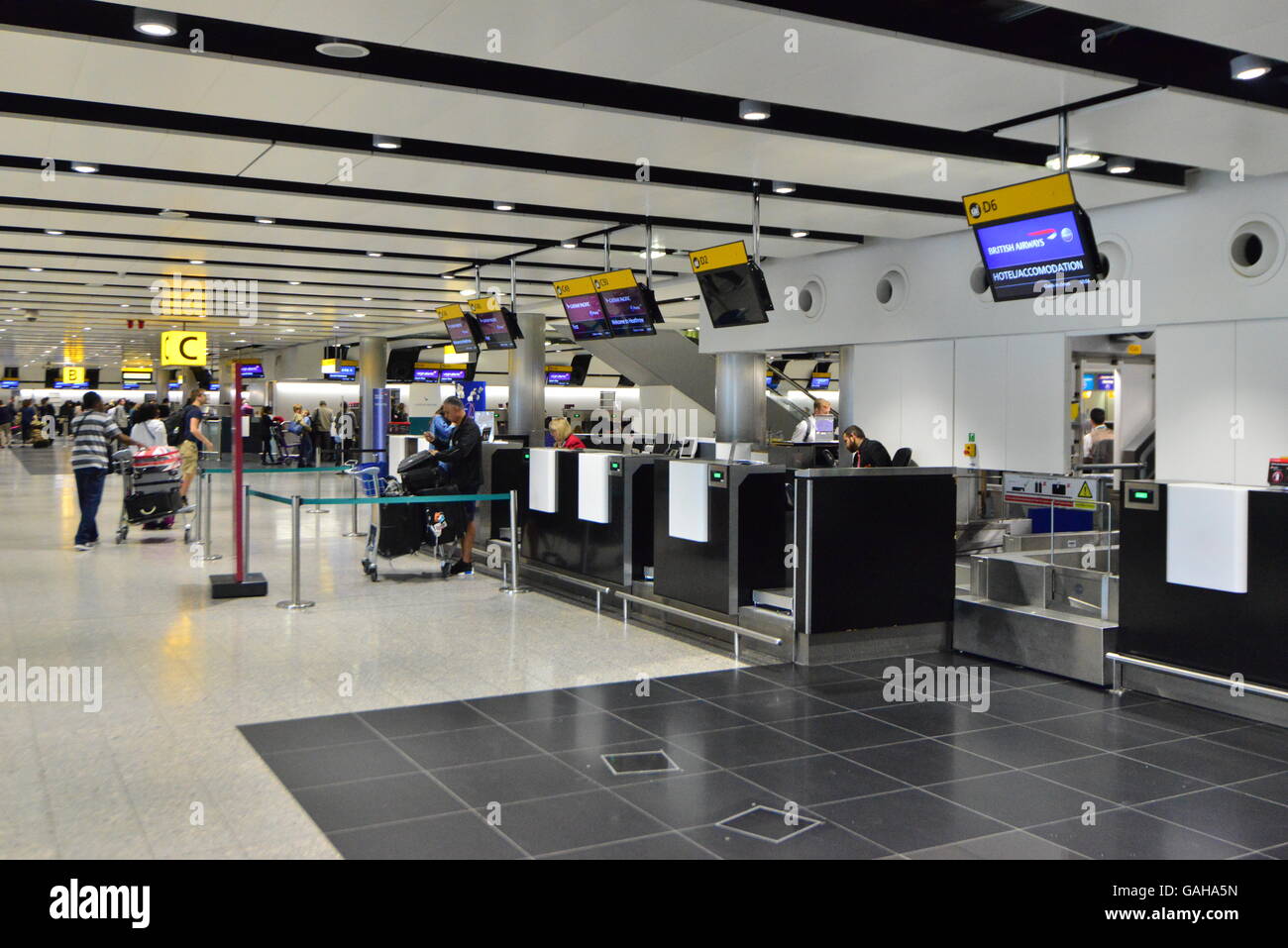 Heathrow terminal check in desks hi-res stock photography and images ...