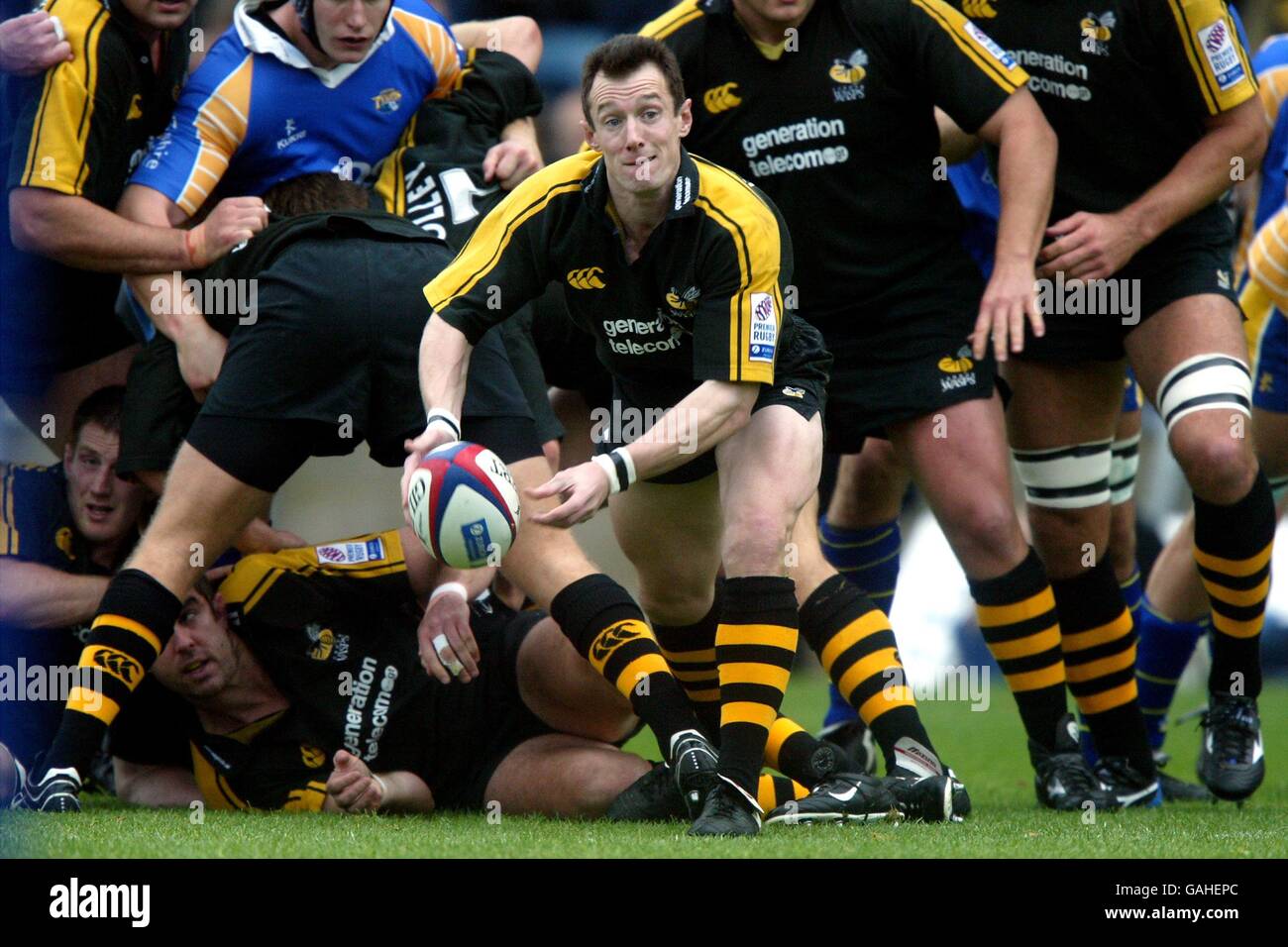London Wasps' Rob Howley throws the ball from the scrum Stock Photo - Alamy