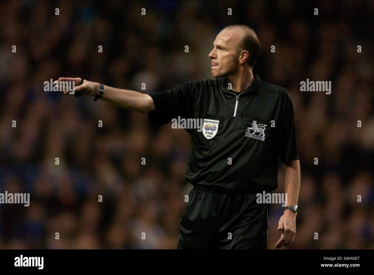 English referee steve bennett hi-res stock photography and images - Alamy