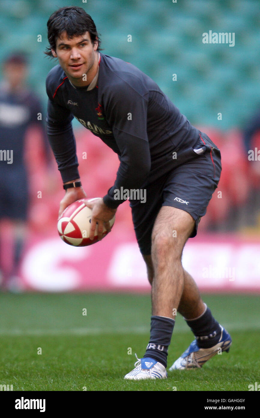 Captains run millennium stadium hi-res stock photography and images - Alamy