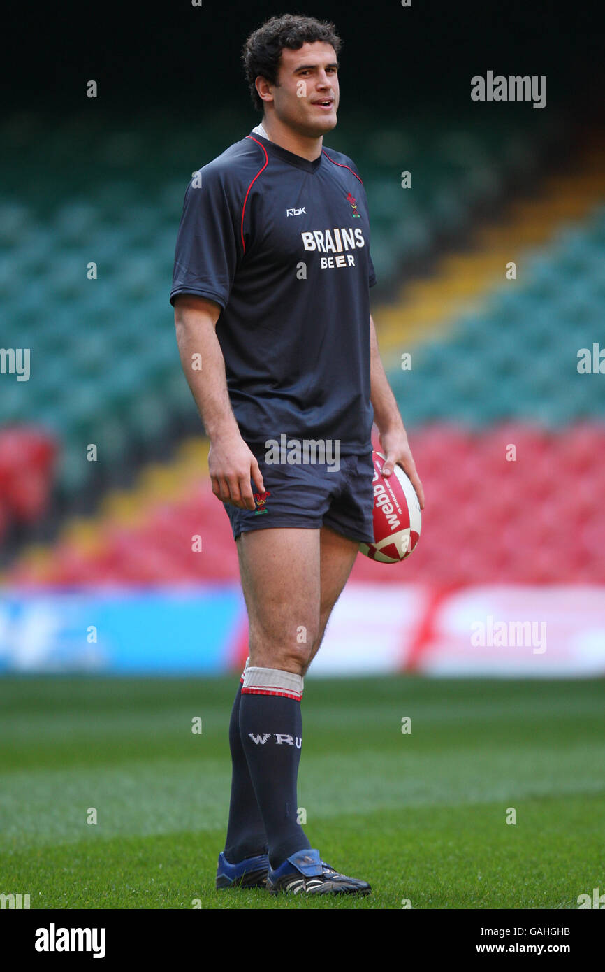 Jamie roberts captains run millennium stadium hi-res stock photography ...