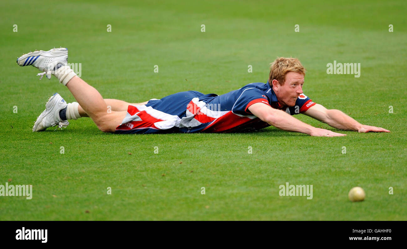 Cricket fielding practice hi-res stock photography and images - Alamy