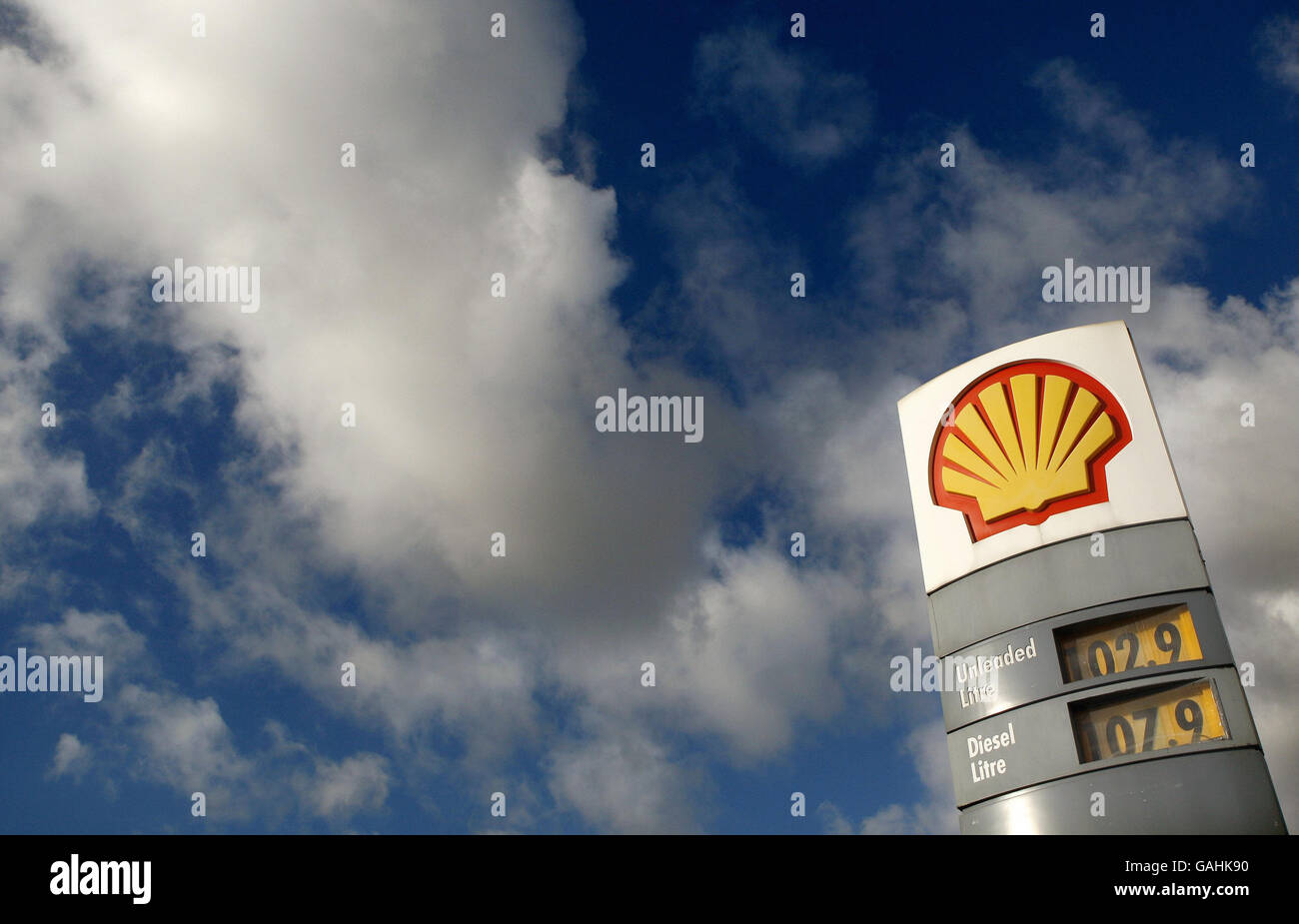 Shell logotype hi-res stock photography and images - Alamy