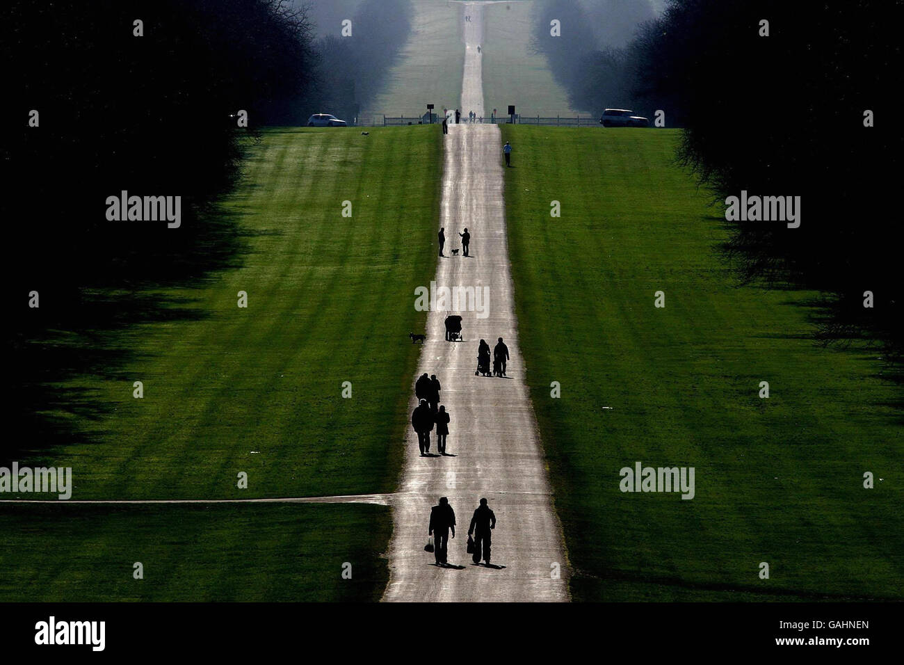 People stroll along the long walk at windsor castle hi-res stock ...