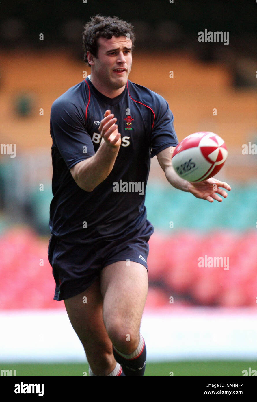 Jamie roberts captains run millennium stadium hi-res stock photography ...