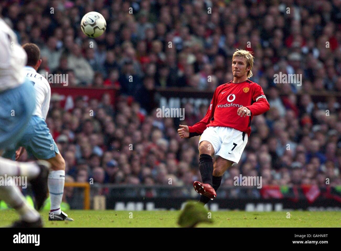 Manchester uniteds david beckham takes free kick hi-res stock ...