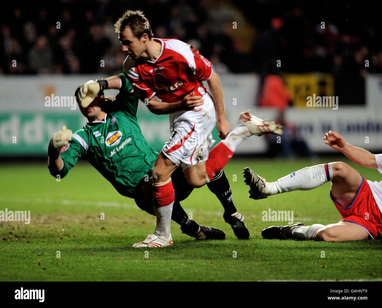 Charlton Athletic's Luke Varney scores the first goal Stock Photo - Alamy