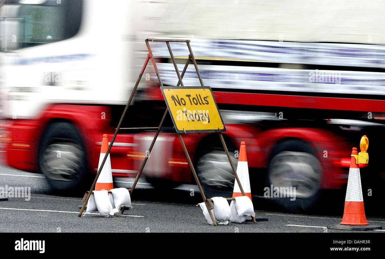 Forth road bridge sign hi-res stock photography and images - Alamy
