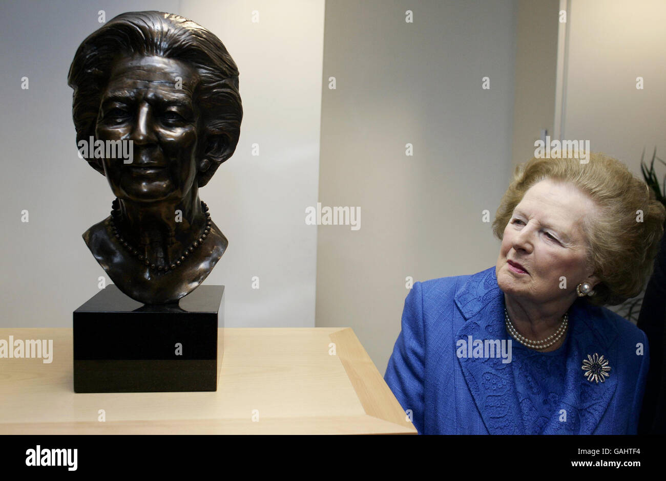 Statue of Lady Thatcher unveiled Stock Photo - Alamy