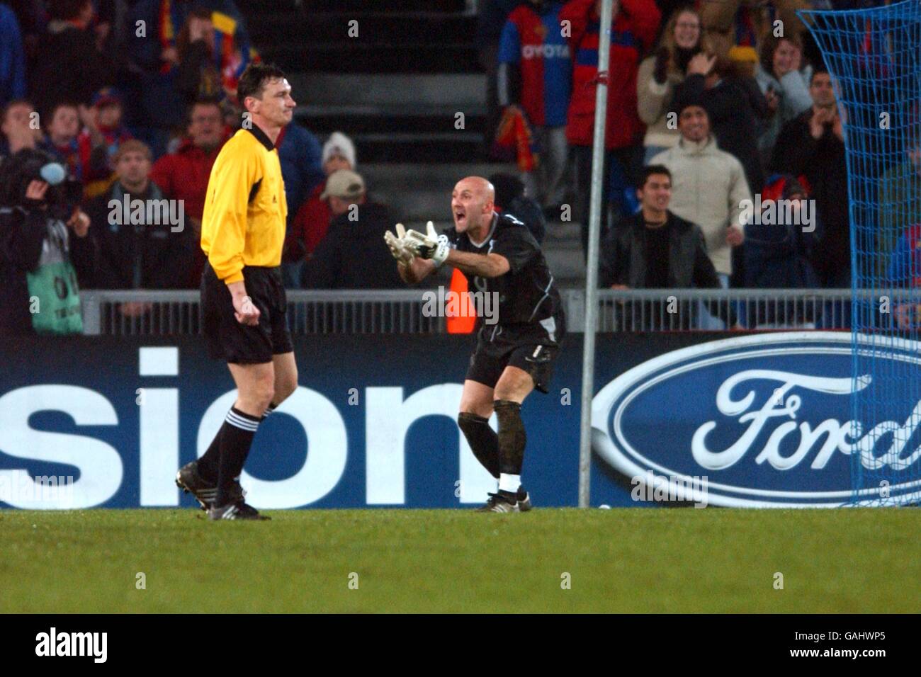 Manchester United's goalkeeper pleads with referee Ivanov Valentin ...