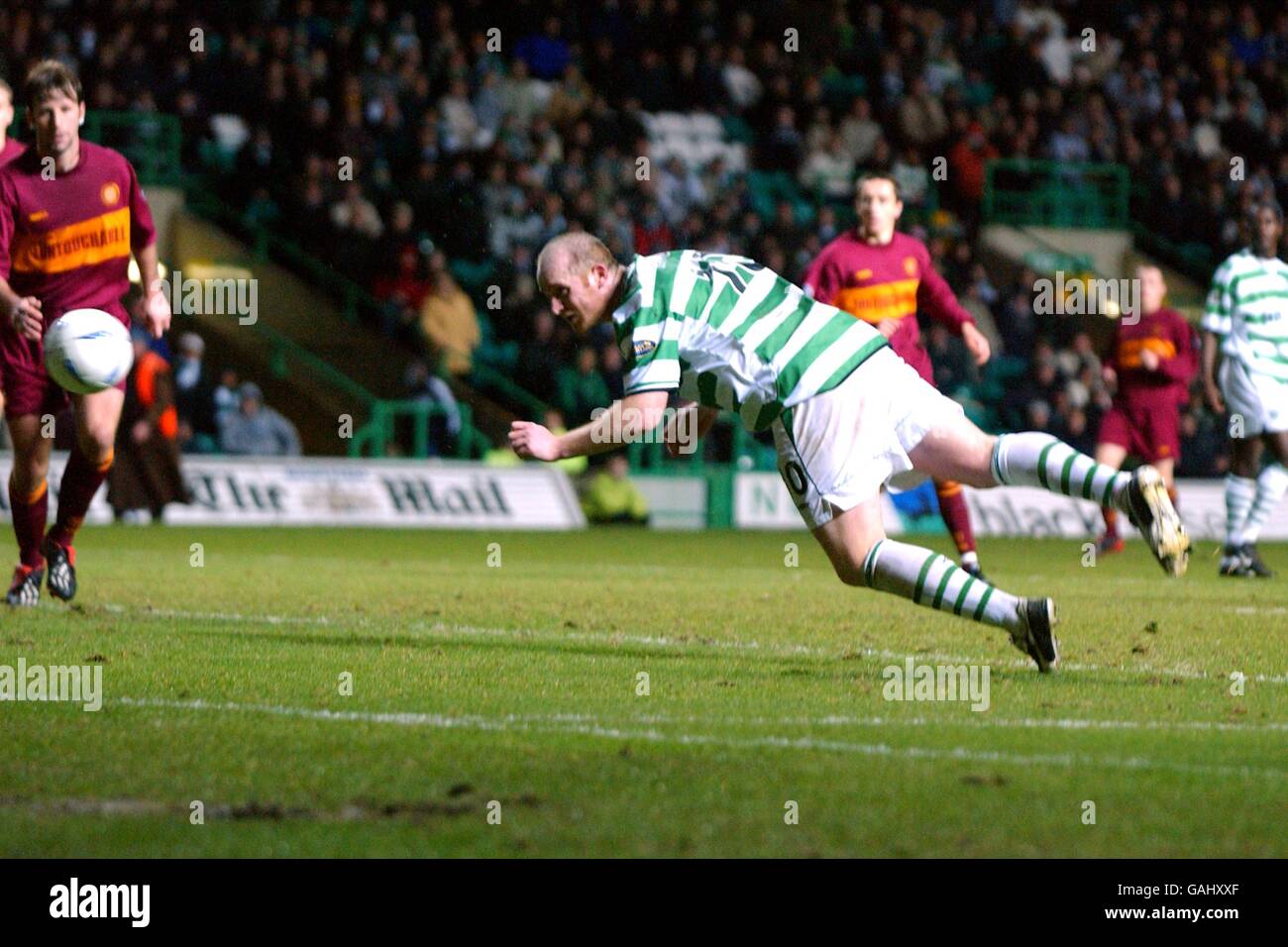 Diving header goal hi-res stock photography and images - Alamy