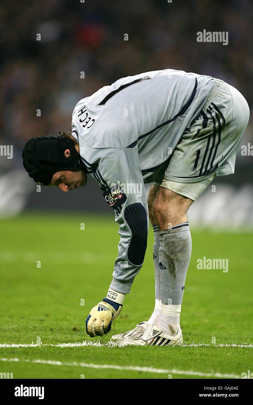 Chelsea goalkeeper Petr Cech inspects the Wembley pitch Stock Photo - Alamy