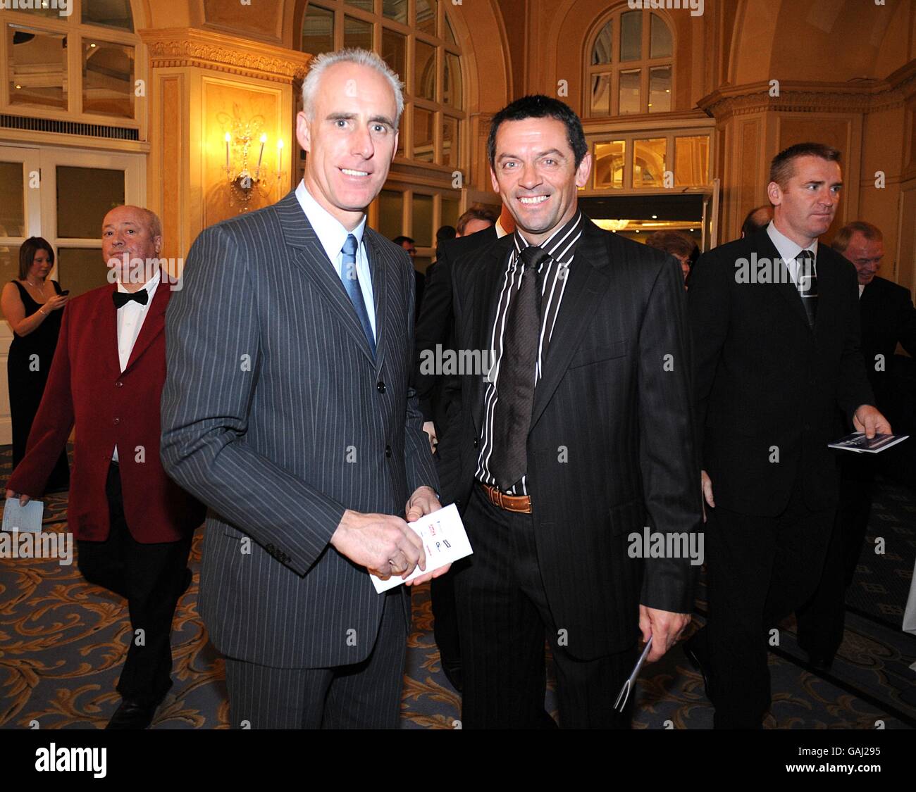 Wolverhampton Wanderers manager Mick McCarthy (l) and Hull City manager ...