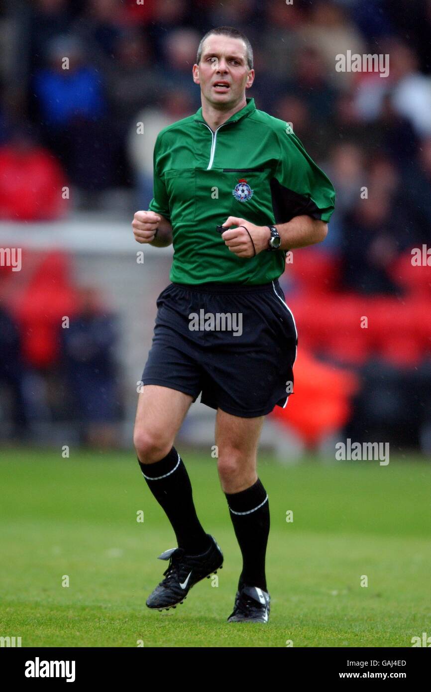 Full length referee football utd hi-res stock photography and images ...
