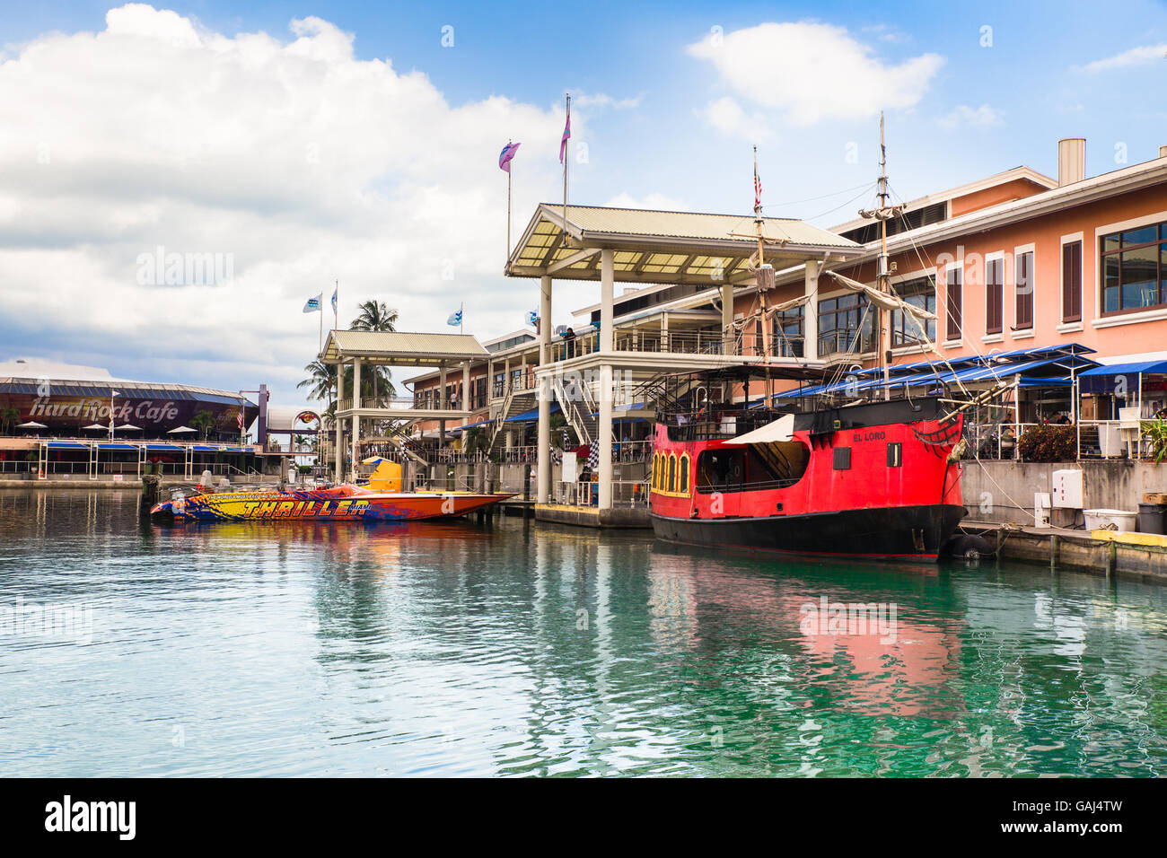 View of Bayside Marketplace Mall with water and boats from Miami ...