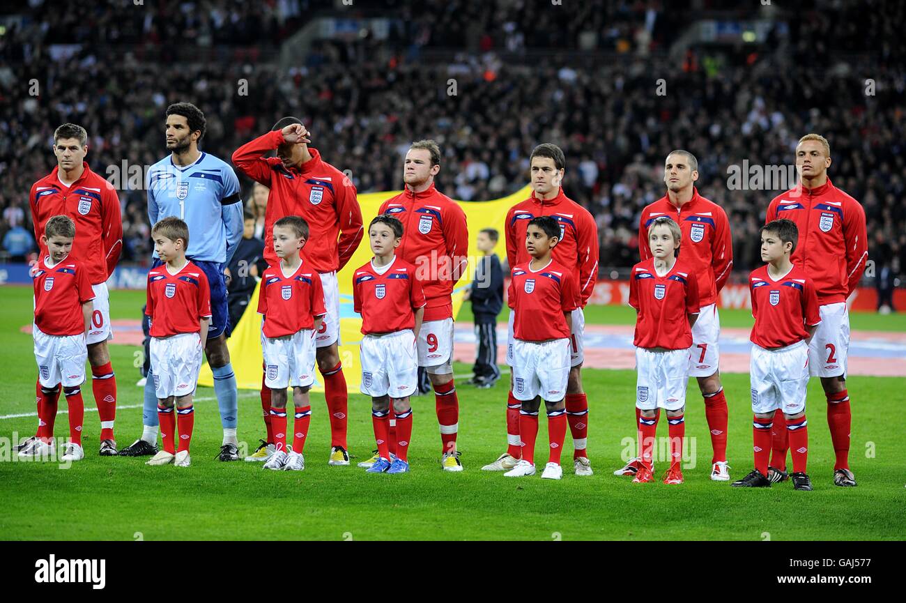 England players line up with mascots hi-res stock photography and ...