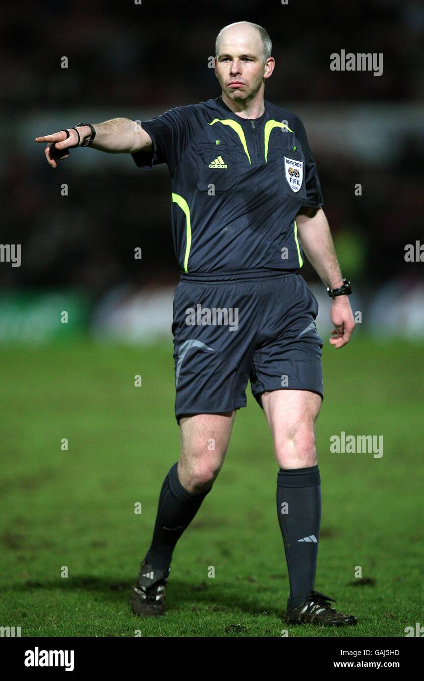 Match referee david mckeon hi-res stock photography and images - Alamy