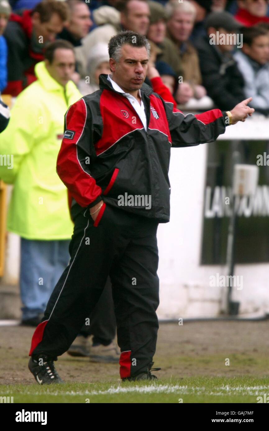 Bath City's manager Alan Pridham points the way forward to his players ...