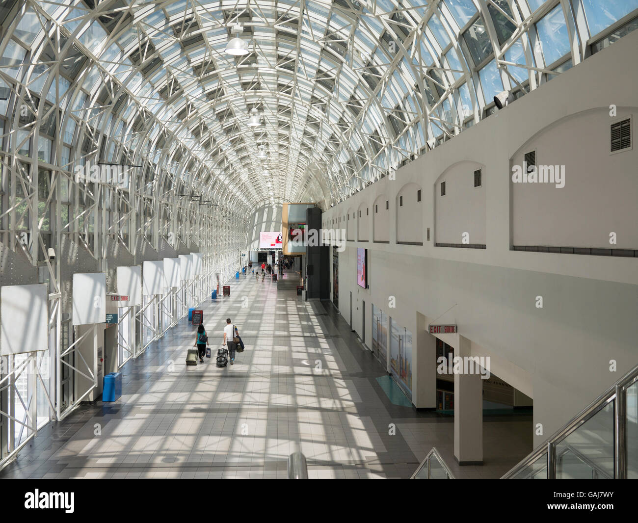 Skywalk union station toronto ontario hi-res stock photography and ...