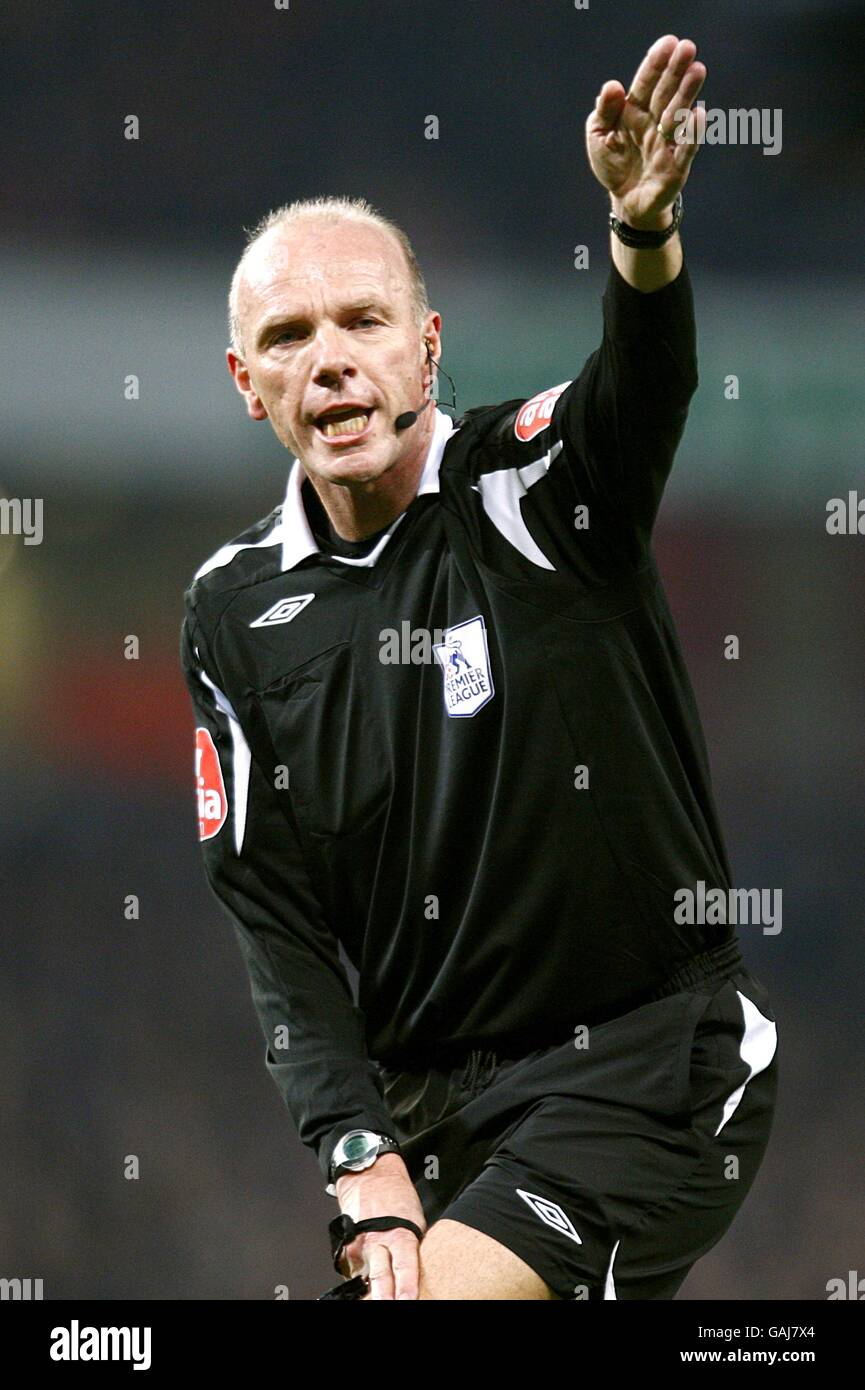 Football referee steve bennett hi-res stock photography and images - Alamy