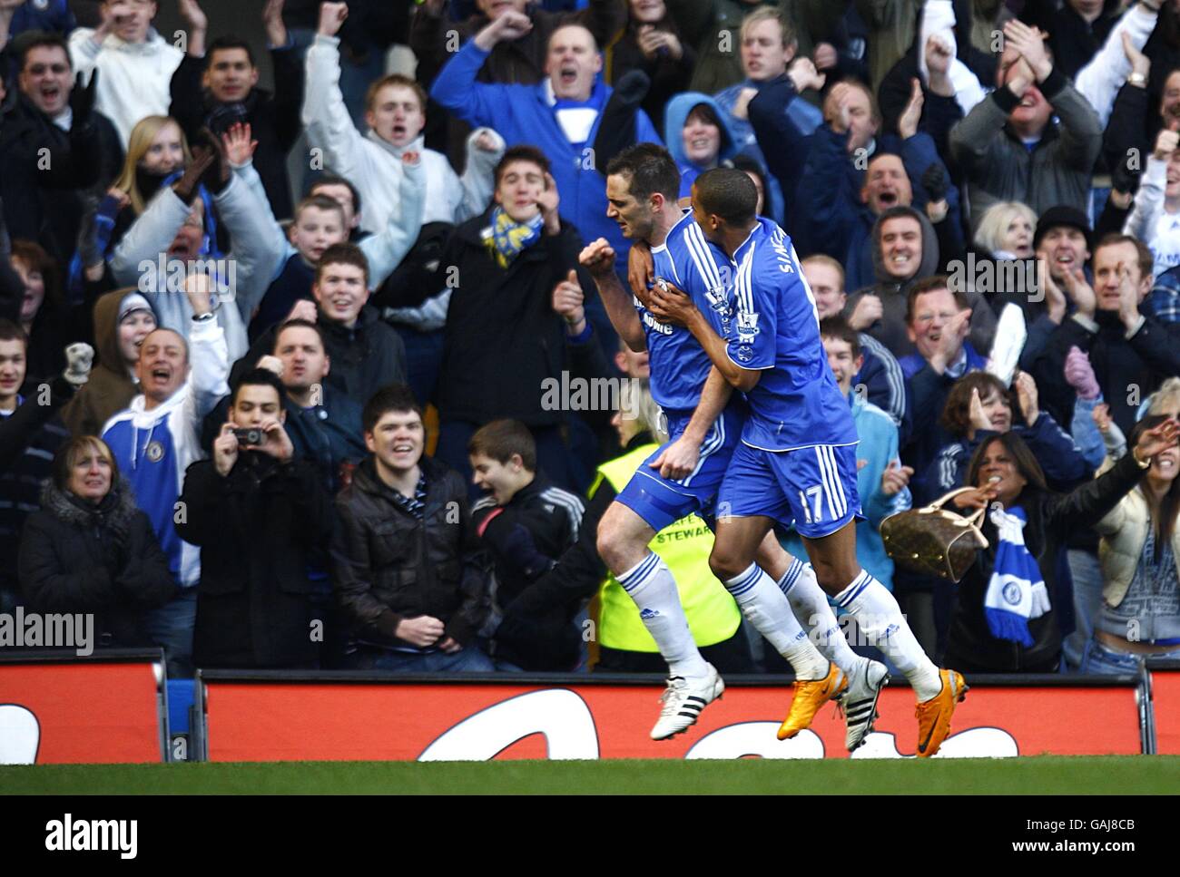 Chelsea's Frank Lampard (l) celebrates with his team mate Scott ...