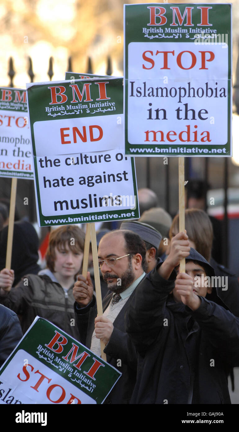 Muslims in media hi-res stock photography and images - Alamy