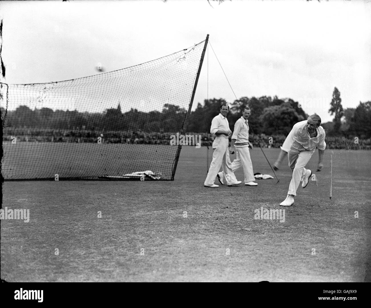 Warwickshires peter cranmer r fine tunes his bowling hi-res stock ...