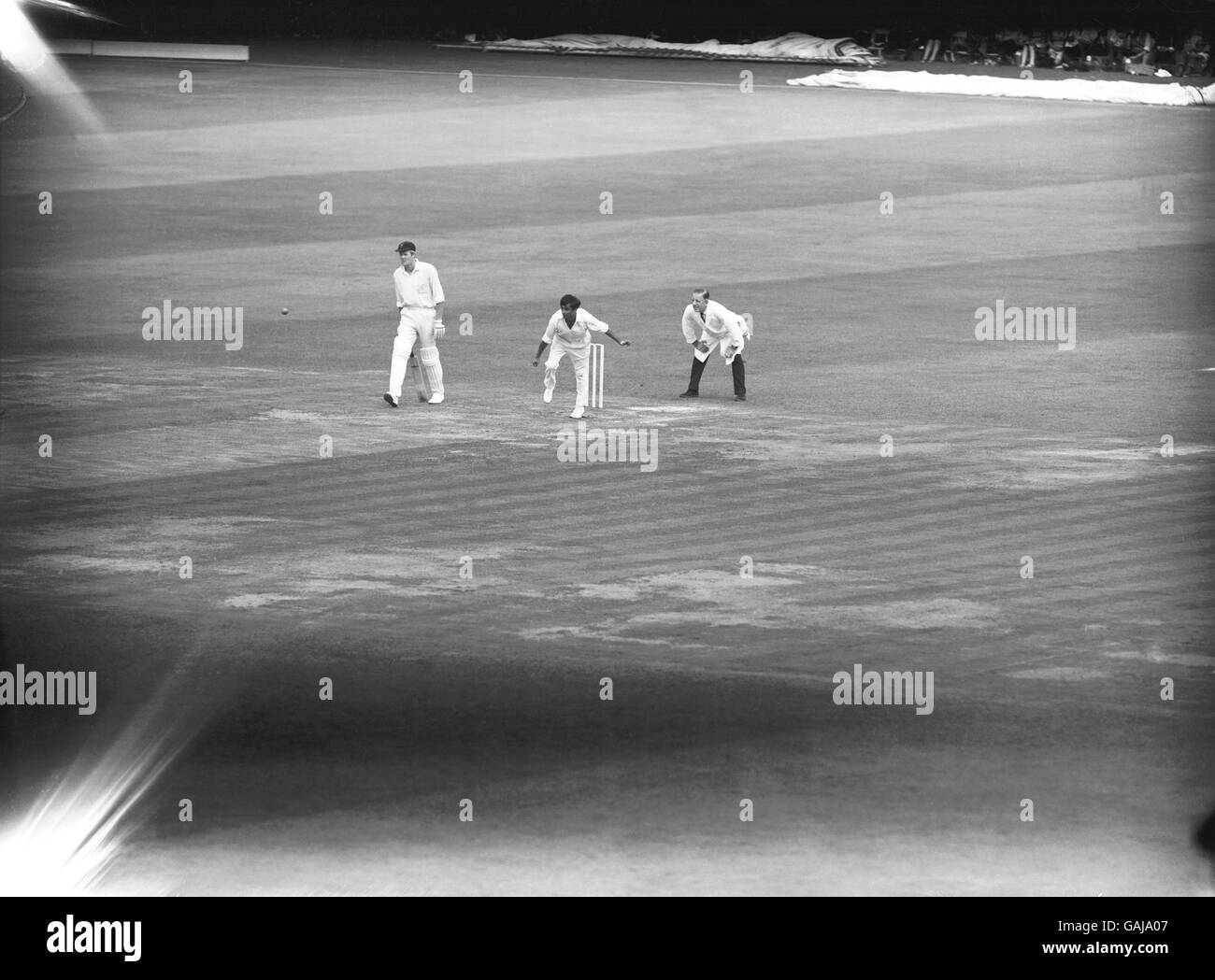 Warwickshires billy ibadulla c bowling hi-res stock photography and ...