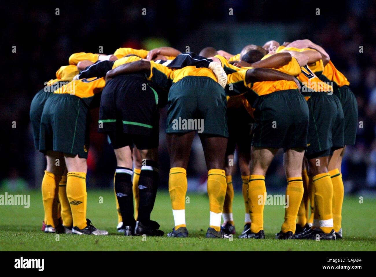 Celtic football club players huddle hi-res stock photography and images ...