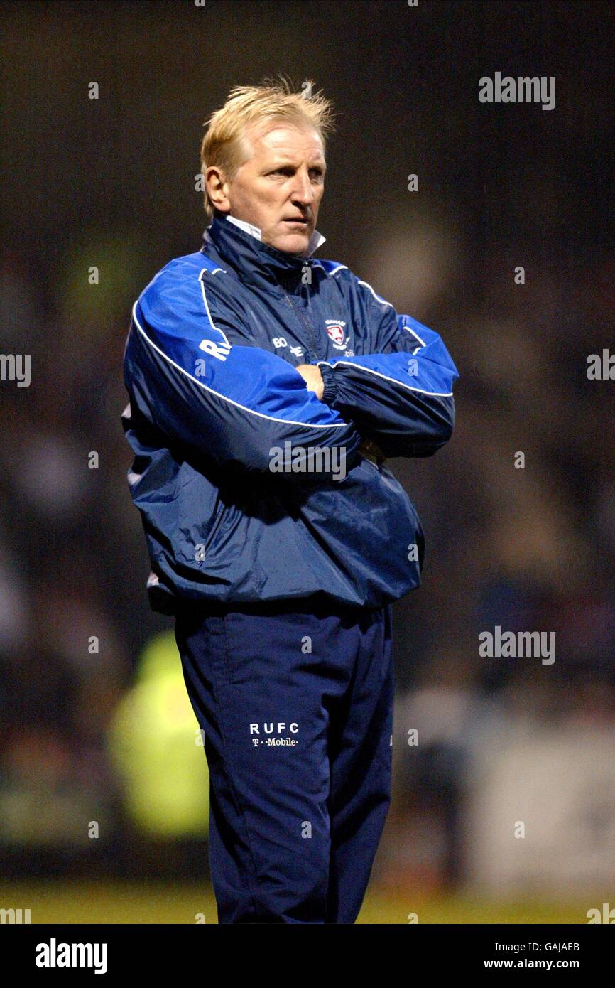 Football manager ronnie moore hi-res stock photography and images - Alamy
