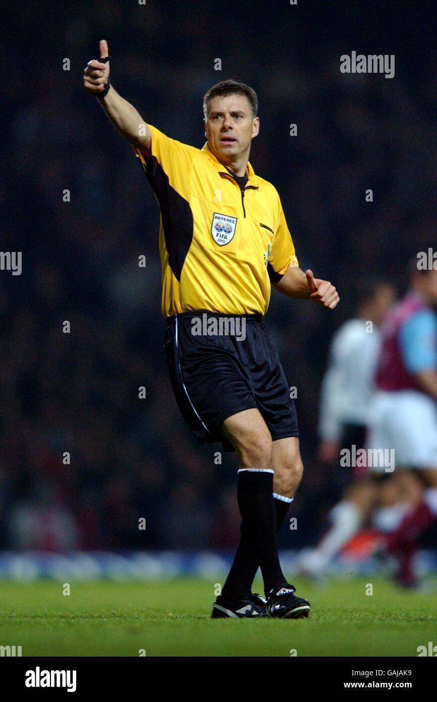 Referee mark halsey gives thumbs up hi-res stock photography and images ...