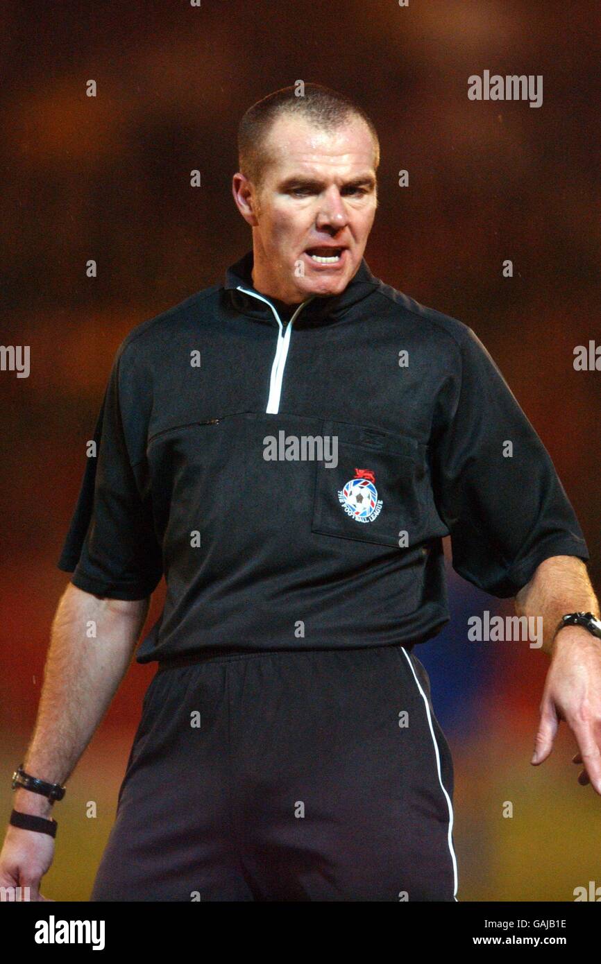 Nationwide league referee hi-res stock photography and images - Alamy