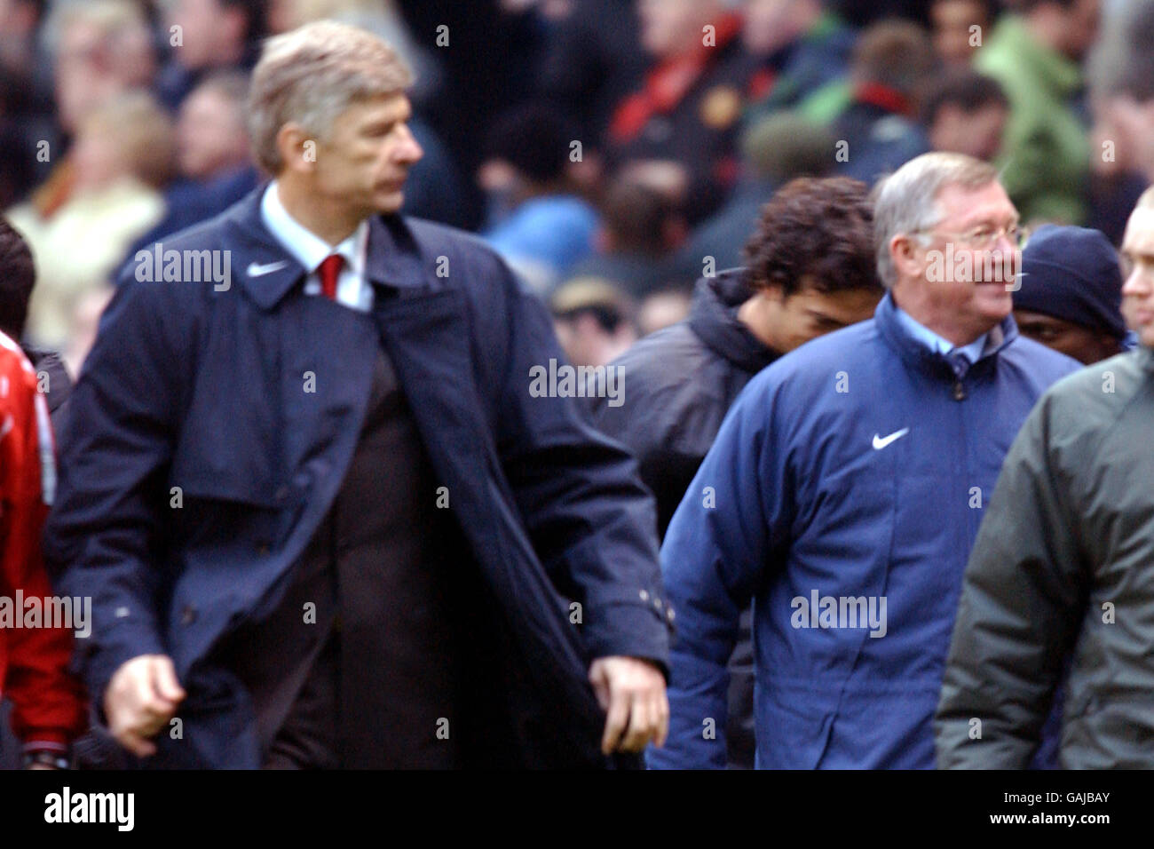 Manchester United Manager Alex Ferguson (r) is all smiles as Arsenal ...