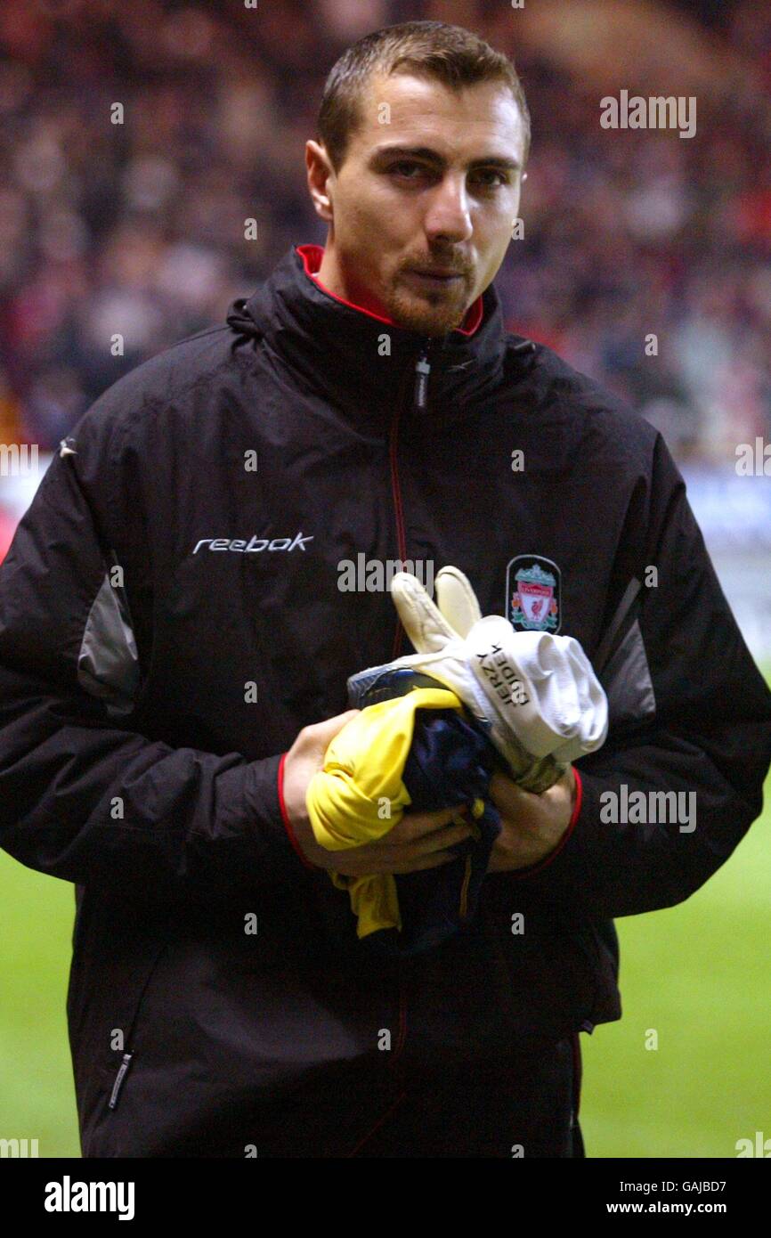 Liverpool substitute goalkeeper Jerzy Dudek makes his way to the bench ...