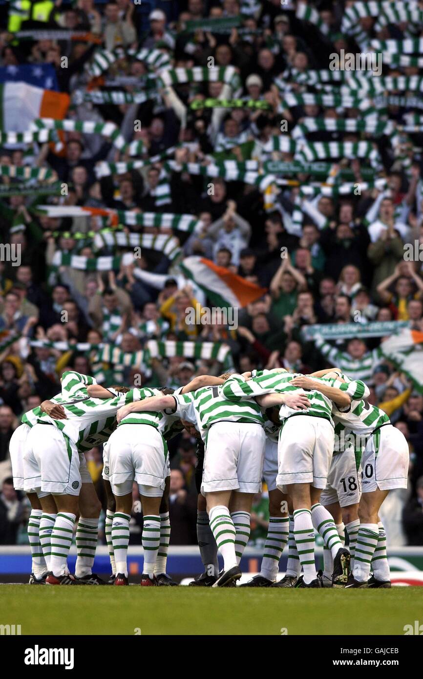 The celtic players huddle together before kick off hi-res stock ...