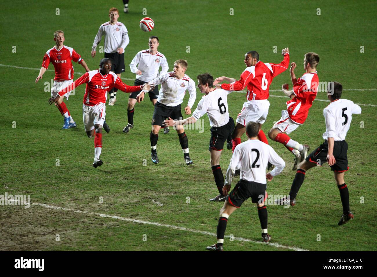 Charlton athletics rhys coleman heads at goal hi-res stock photography ...