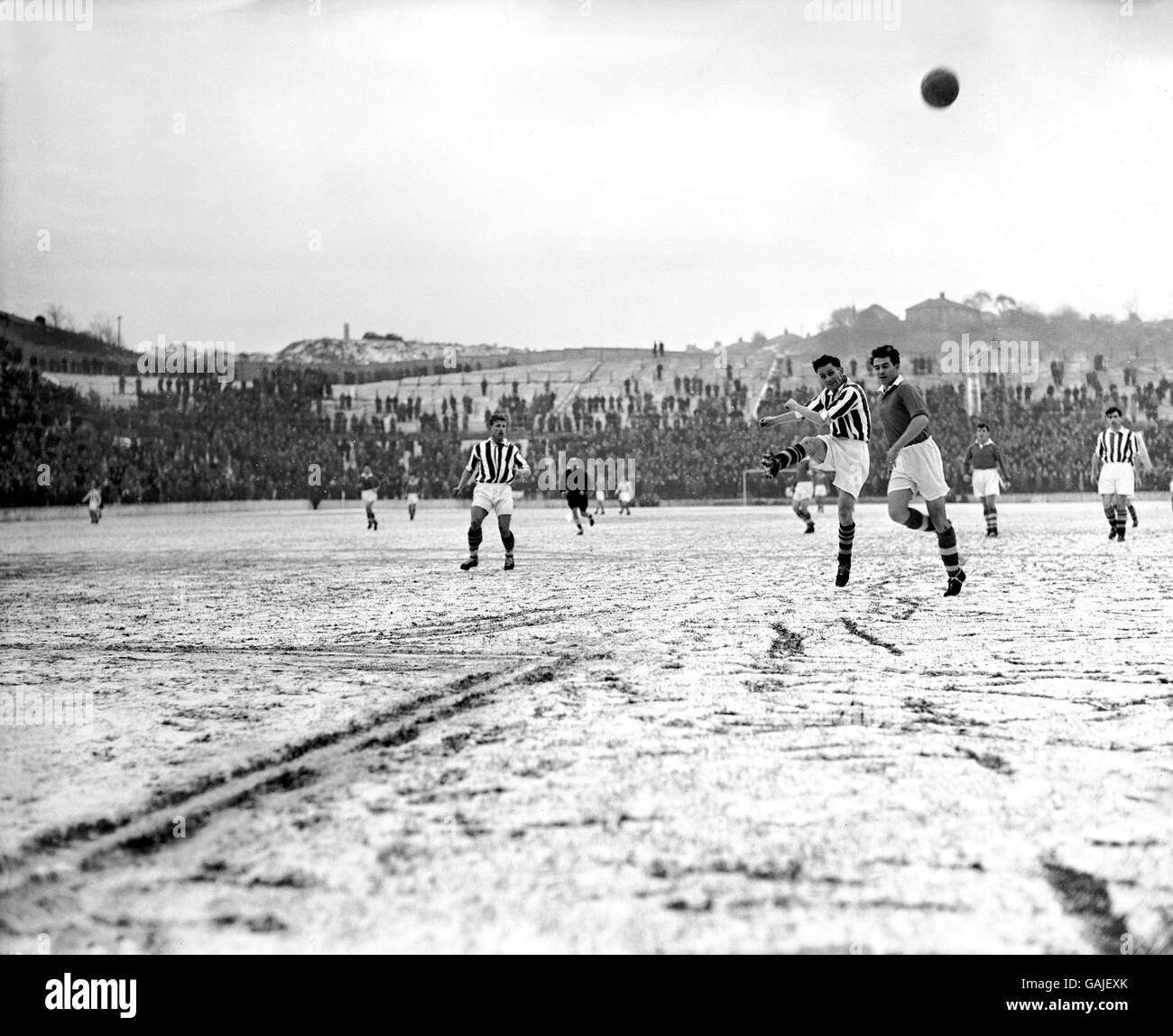 1950s action football sport hi-res stock photography and images - Alamy