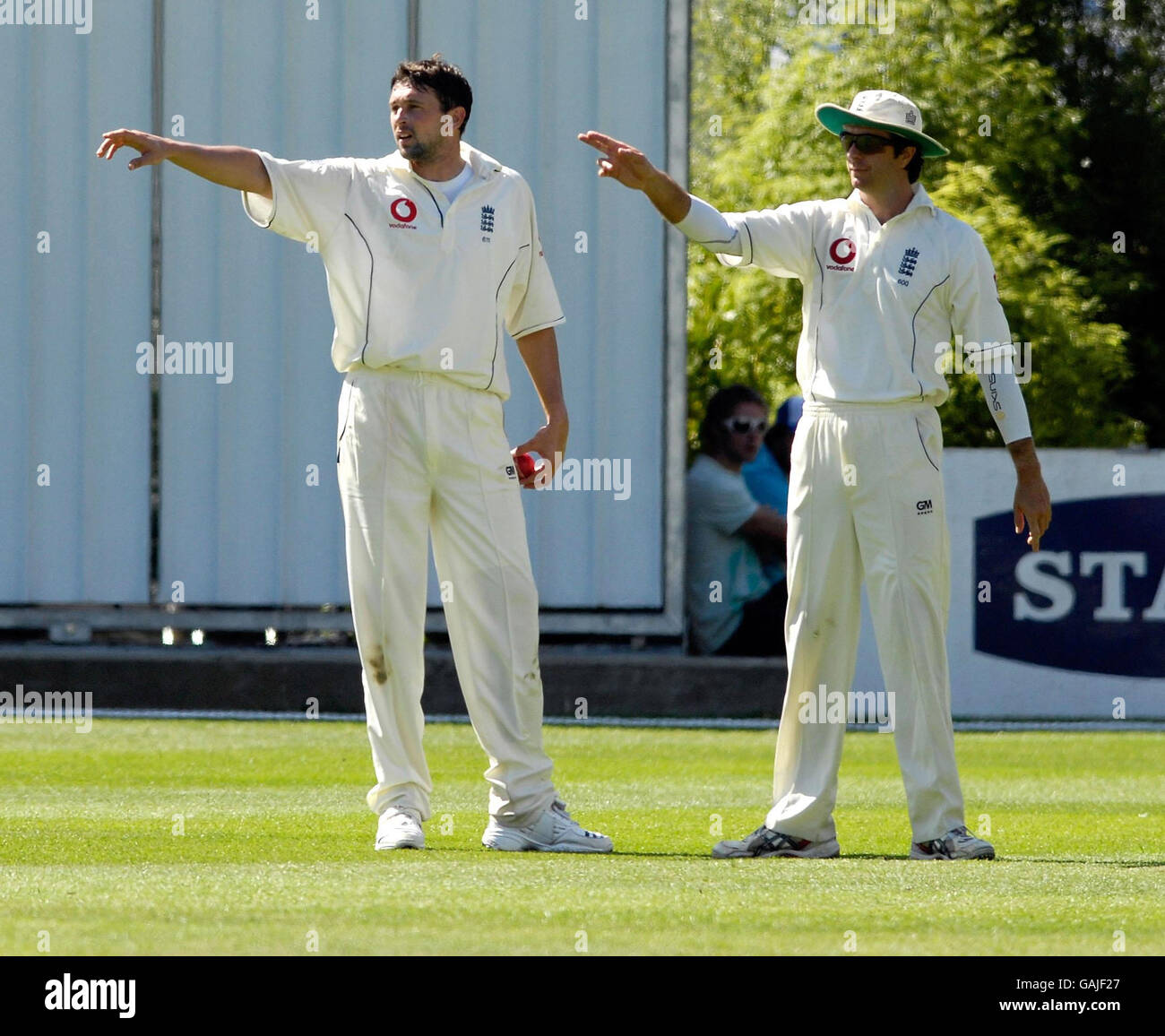 Full length talking gesturing england mangsb hi-res stock photography ...