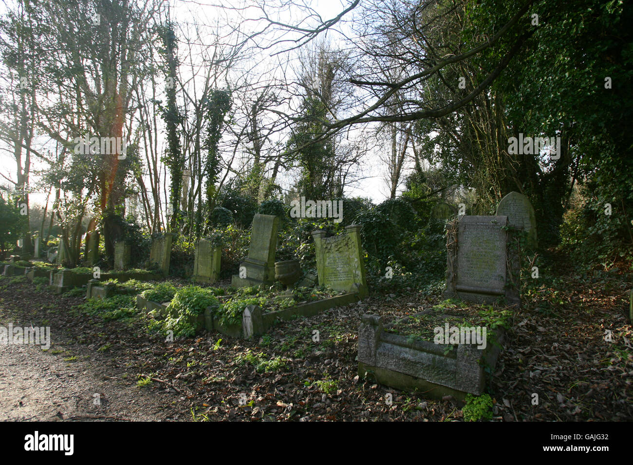 Old gravestones nunhead cemetery hi-res stock photography and images ...
