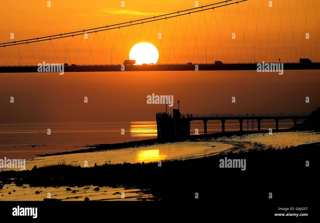 Humber bridge at twilight hi-res stock photography and images - Alamy
