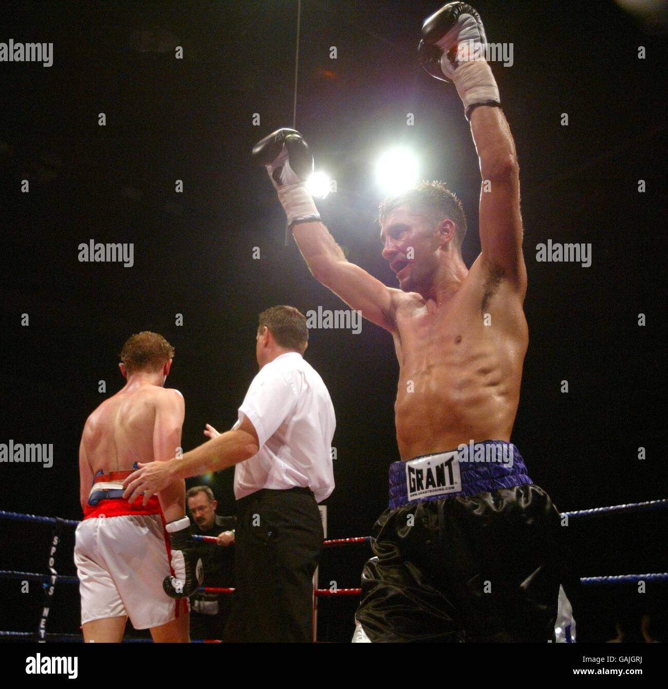 Wayne McCullough celebrates his victory over Nikolai Eremeev Stock ...