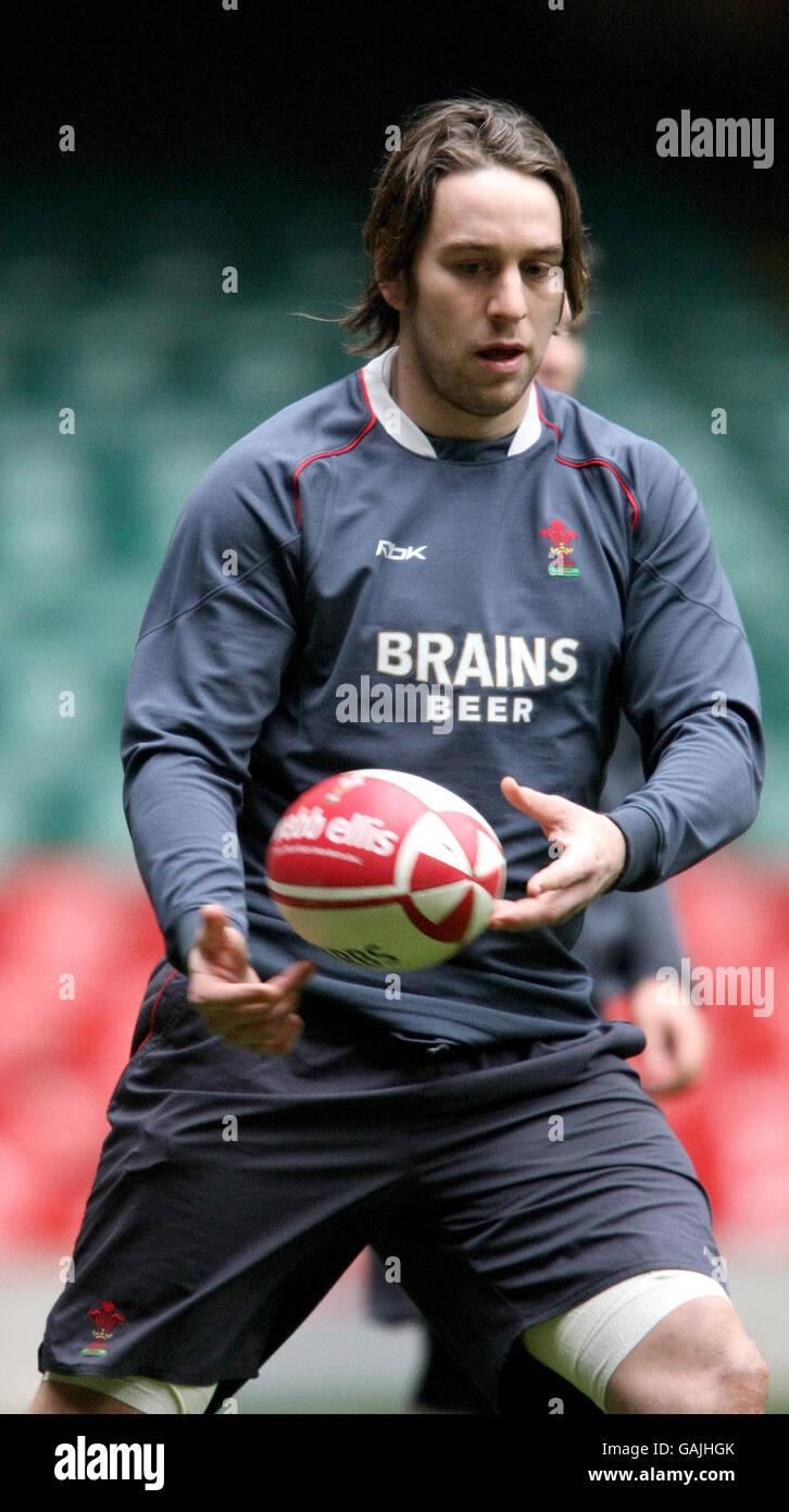 Ryan jones rugby player hi-res stock photography and images - Alamy