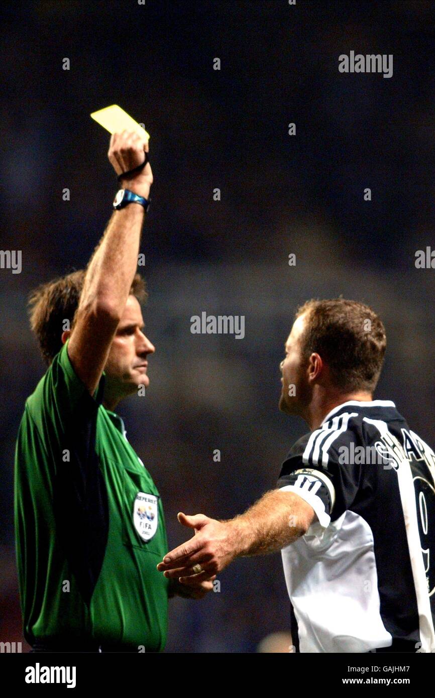 Graham barber premier league referee hi-res stock photography and ...