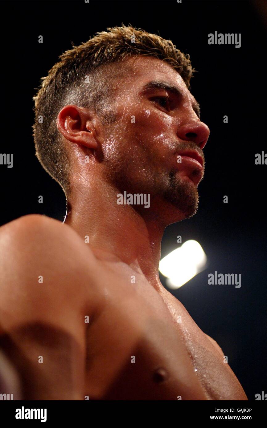 Boxing - International Featherweight Contest - Wayne McCullough v ...